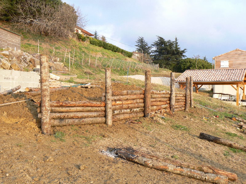 Construction de murs de soutènement en rondins de bois ...