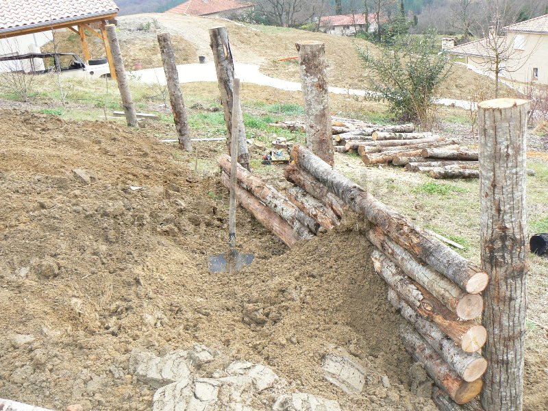 Construction de murs de soutènement en rondins de bois (...)